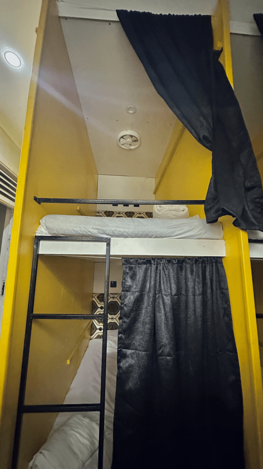 10 Bed Mixed Capsule Dorm - Gallivanters Hostel